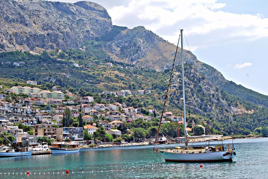 Omis - den vackra staden söder om Split - Omis, Split-område, Kroatia ...