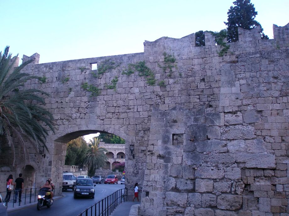 Gjennom bymuren til Gamlebyen - Rhodos by, Rhodos, Hellas - Greko ...
