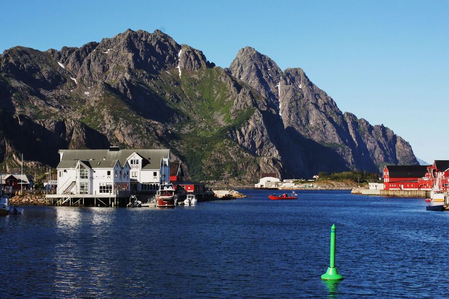 Utsikt fra Fiskekrogen Restaurant - Henningsvær, Lofoten, Norge - Rave ...